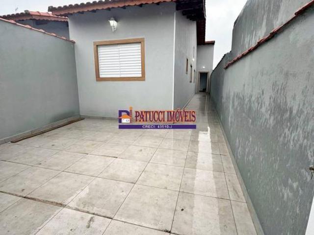Casa com 3 dormitórios e piscina na cidade de Mongaguá!