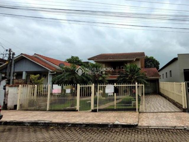 Casa com 3 dormitórios e quiosque