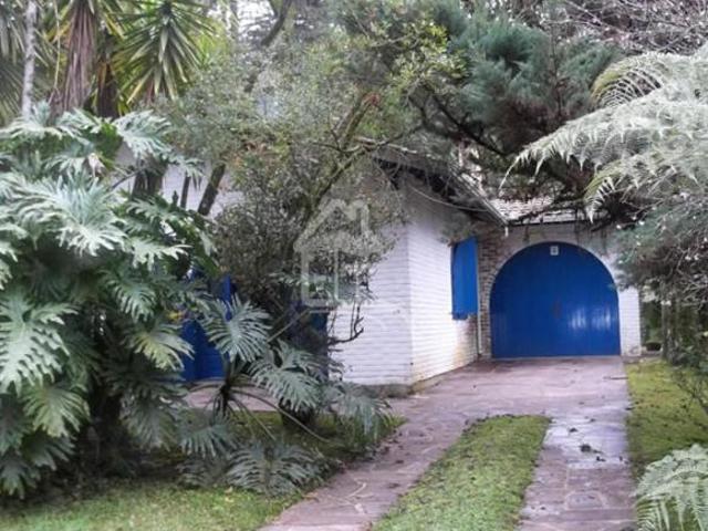 CASA COM 3 DORMITÓRIOS EM BAIRRO TRANQUILO