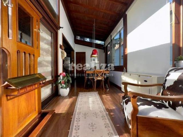 CASA COM 3 DORMITÓRIOS EM CANELA
