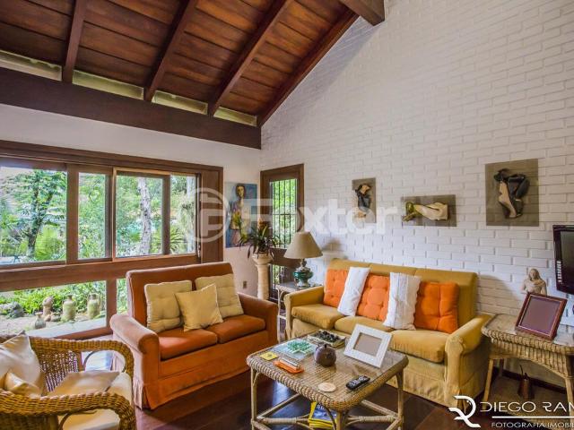Casa com 4 dormitórios em Porto Alegre