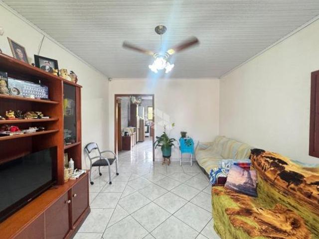 Casa com 3 dormitórios, em rua asfaltada, localizada no Bairro Santo Antônio!