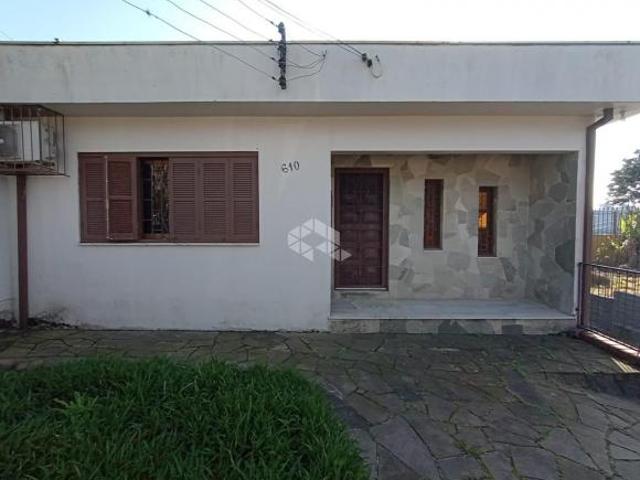 Casa com 3 dormitórios em um terreno amplo localizada no Bairro Jardim Itu, próximo a Av. Tenente Ar