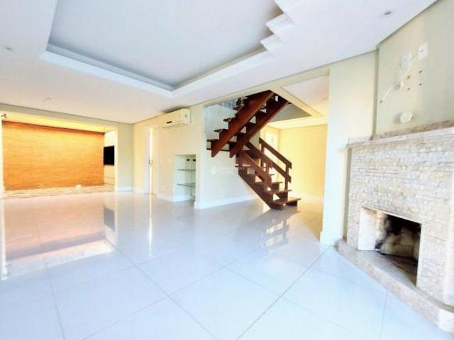 Casa com 3 dormitórios localizada no bairro Ipanema