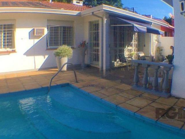 Casa com 3 dormitórios, localizada no bairro Jardim Itu em Porto Alegre/RS