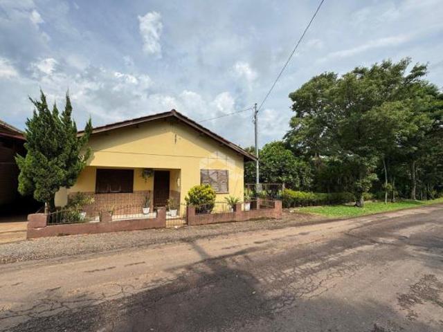 Casa com 3 dormitórios, pátio e espaço comercial em Vera Cruz