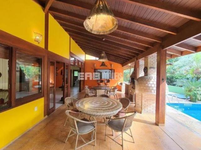 Casa com 3 dormitórios, piscina, churrasqueira e ar em Itamambuca