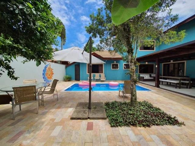 Casa com 3 dormitórios, piscina e churrasqueira Rbt