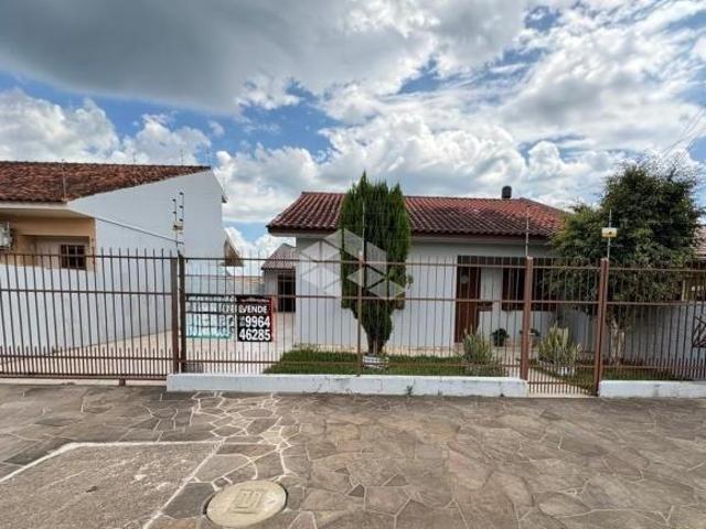 CASA COM 3 DORMITÓRIOS, PISCINA E PÁTIO