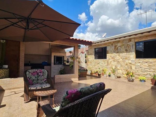 Casa com 3 dormitórios, quiosque com churrasqueira e móveis planejados Araucária