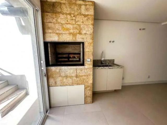 Casa com 3 dormitórios, suíte, churrasqueira, lareira e 2 vagas de garagem