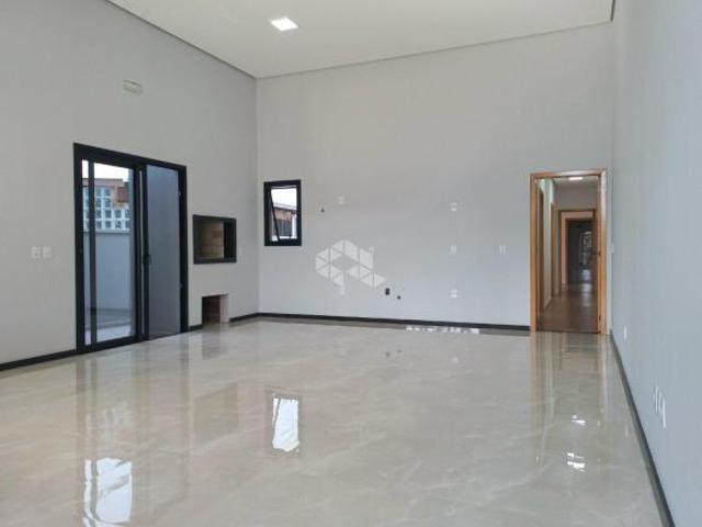 Casa com 3 dormitórios, suíte com closed, sala de estar, living com churrasqueira, cozinha, aceita f
