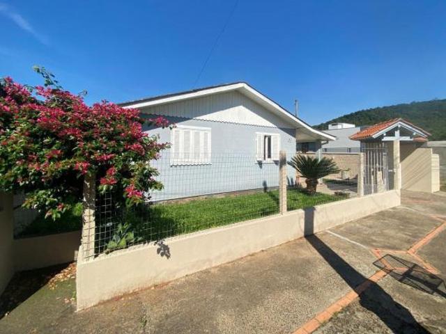 Casa com 3 Dormitórios, suíte com closet, Garagem para 2 carros e q