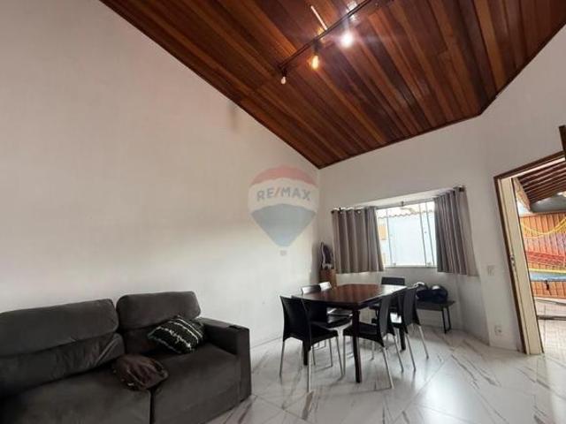Casa com 3 Dormitórios, Suíte com Closet e Área Gourmet em Terreno de 250 m² – Garagem para até 3 Ca