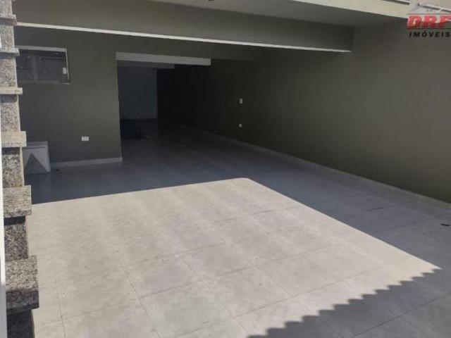 Casa com 3 dormitórios, suíte e 5 vagas de garagem ao lado da Praça Nossa Senhora Aparecida