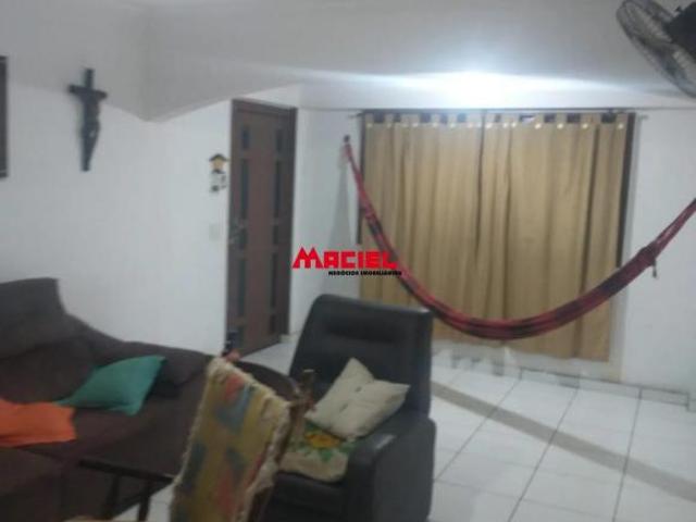 CASA COM 3 DORMITÓRIOS, SUITE, GARAGEM COBERTA, QUINTAL, EDICULA NOS FUNDOS