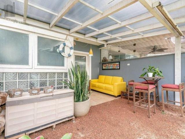 Casa com 3 dormitórios, suíte, pátio com spa, 3 vagas, Rua do Pampa Ecoville