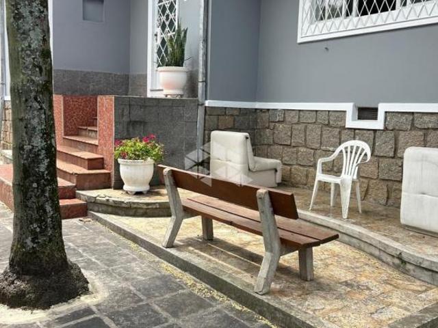 Casa com 3 dormitórios, sala ampla, pátios, garagem fechada,153,00 m² privativos para venda no bairr