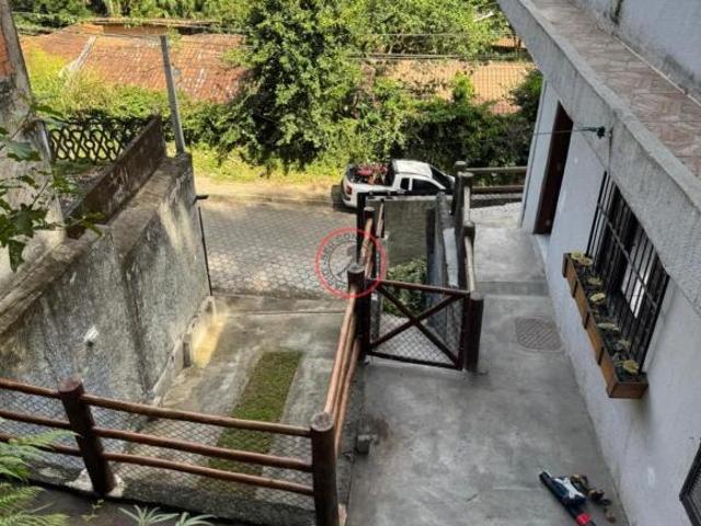 CASA COM 3 DORMITÓRIOS, SENDO UMA SUITE, COM CASA DE CASEIRO EM BOISSUCANGA PARA VENDA