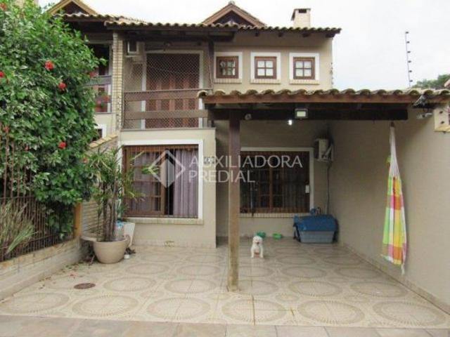 Casa com 3 dormitórios, sendo uma suíte com hidromassagem e sacada. ar condicionado em todas peças