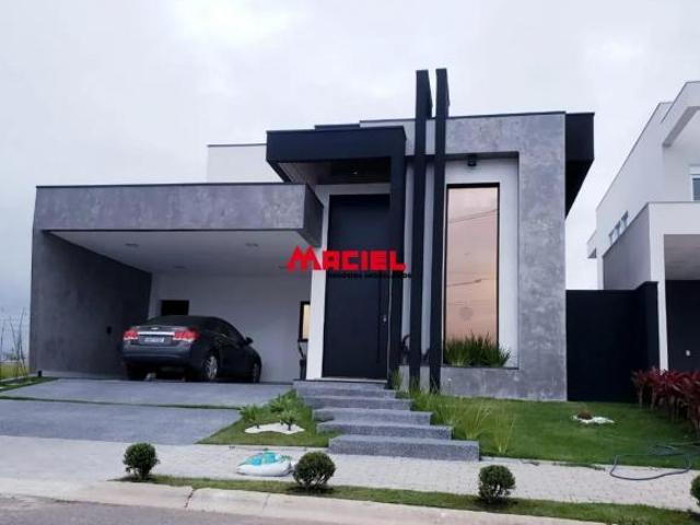 CASA COM 3 DORMITÓRIOS,SENDO UMA SUITE E 3 VAGAS DE GARAGEM EM CONDOMINIO FECHADO
