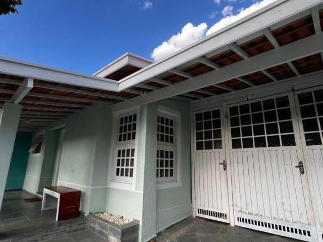 Casa com 3 dormitórios, sendo uma suíte master com closet, e jd de inverno. Edícula, terreno com 27