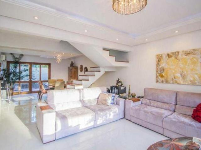 Casa com 3 Dormitórios, Sendo 1 com Closet, Sótão e Pátio em Condomínio