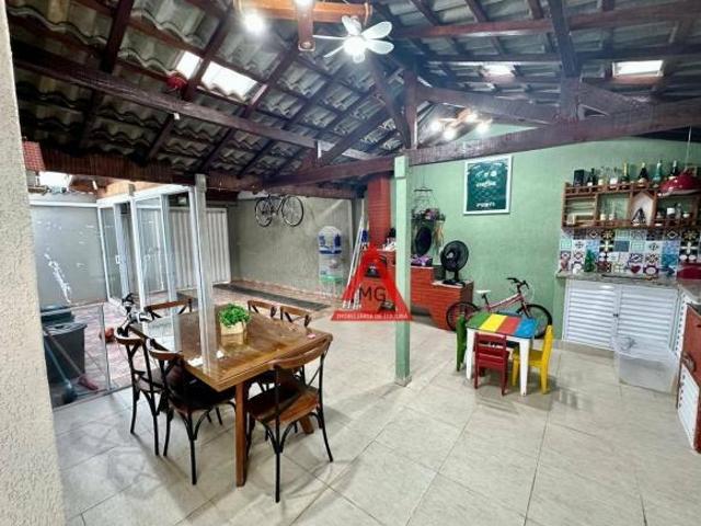 CASA com 3 dormitórios sendo 1 suíte com planejado e área gourmet com churrasqueira, forno à lenha e