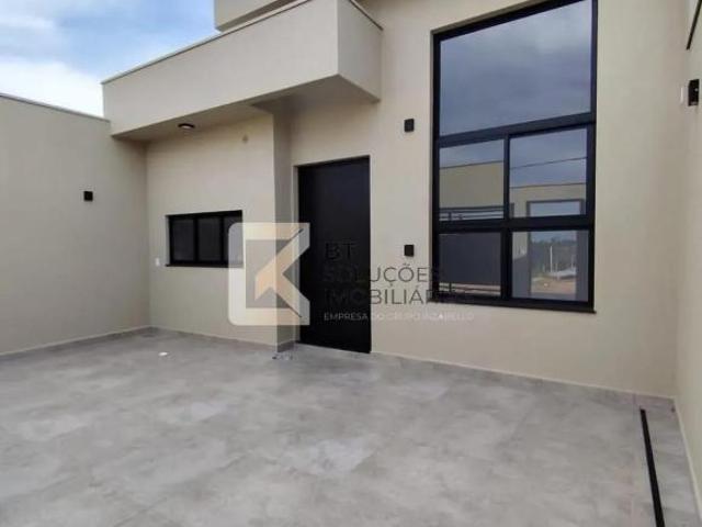 Casa com 3 dormitórios sendo 1 suíte à venda, 150 m² de terreno e 105 de área construída por R$ 740