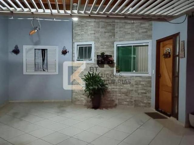Casa com 3 dormitórios sendo 1 suíte à venda, 152 m² de terreno e 114 de área construída por R$ 630