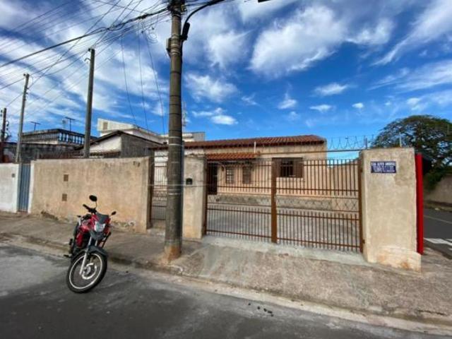 Casa com 3 dormitórios sendo 1 suíte em São Carlos