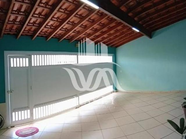 CASA COM 3 DORMITORIOS, SENDO 1 SUITE MASTER COM AR CONDICIONADO E ESCRITORIO NO RESIDENCIAL FLÁVI
