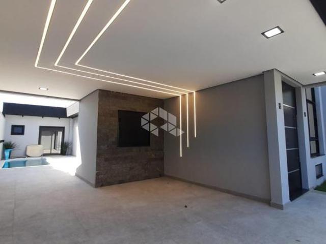 Casa com 3 Dormitórios, sendo 1 suíte master com Closet, 2 suiítes comuns, Piscina