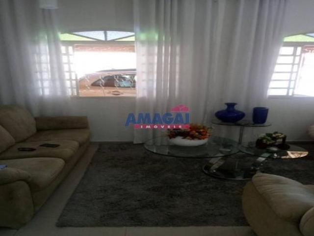 Casa com 3 dormitórios sendo 1 suíte, no bairro Cecap, Jacareí SP