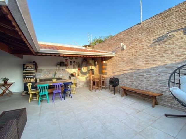 Casa com 3 dormitórios, sendo 1 suíte para venda na região Granja Viana Cotia SP