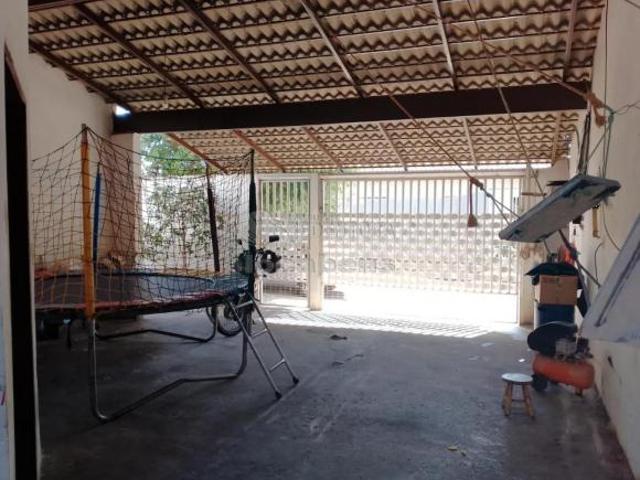 Casa com 3 dormitórios sendo 1 tipo apartamento, sala, cozinha, área de serviço, churrasqueira e 2 v