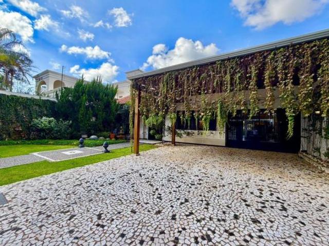CASA COM 3 DORMITÓRIOS SENDO 2 SUÍTES, ESCRITÓRIO E PISCINA PRÓXIMA