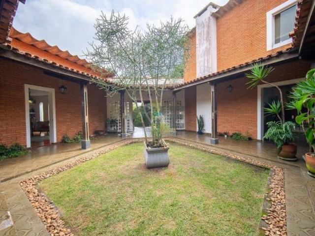 Casa com 3 dormitórios, sendo 2 suítes para venda na região Granja Viana Cotia SP