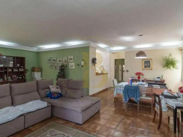 Casa com 3 dormitórios, sendo 2 suítes, 200m² e amplas salas bem iluminadas