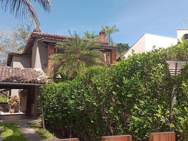 Casa com 3 dormitórios, sendo 3 suítes, com 3 vagas de garagem, à locação por R$ 1.300,00 Bertioga/SP, Riviera de São Lourenço, Módulo: 30