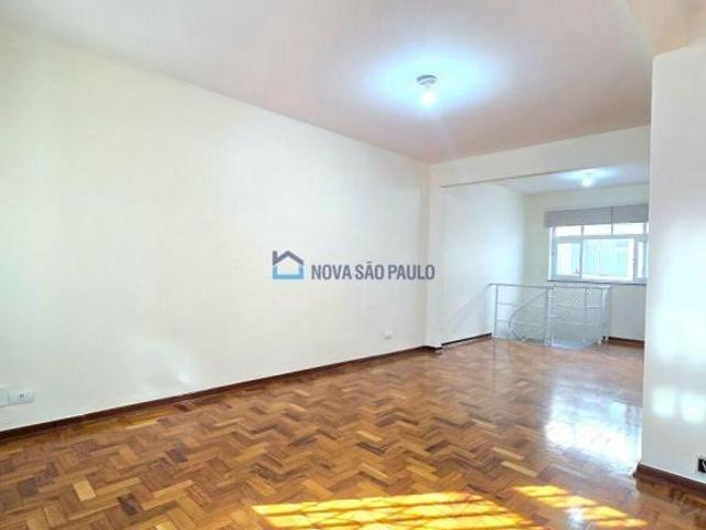 Casa com 3 dormitórios, 01 suite e 2 vagas ao lado do Metrô Saúde