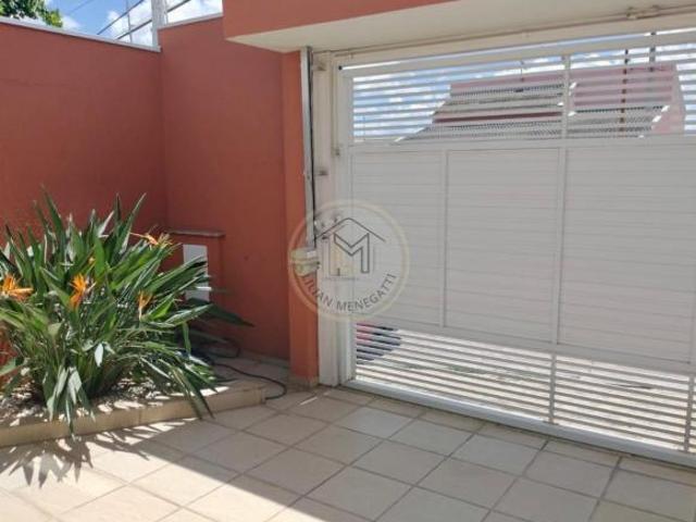 Casa com 3 dormitórios 146m² com suíte e 3 vagas, bairro tranquilo com fácil acesso em Jundiaí