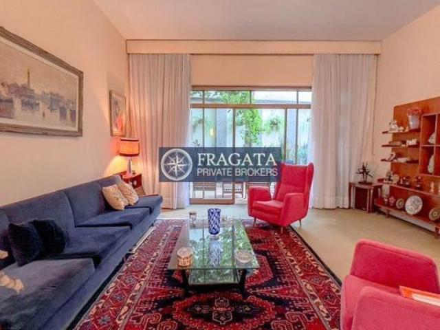 Casa com 3 dormitórios, 1 suíte, 4 vagas de garagem, 320m² à venda Pacaembu São Paulo/SP