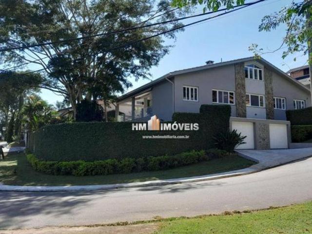 Casa com 3 dormitórios, 1 suíte com closet e banheira, 3 salas, quintal, 3 vagas de garagem, dentro