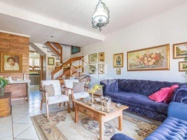 Casa com 3 dormitórios, 1 suíte e 2 vagas no bairro Santa Fé em Porto Alegre RS!