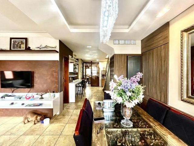 Casa com 3 dormitórios, 1 suíte e pátio amplo, piscina, escritórios, salão de festas, 2 vagas cobert