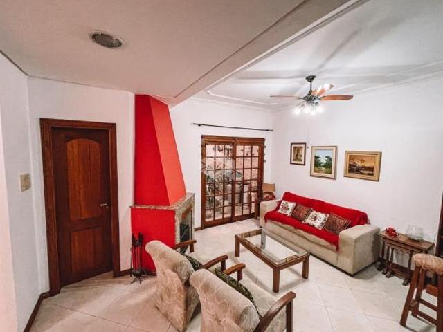 Casa com 3 dormitórios, 1suíte com hidro, gabinete, pátio, terraço, 2 vagas Bairro Menino Deus