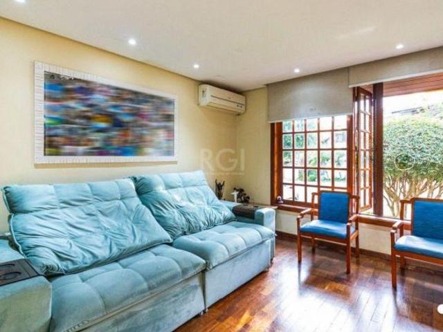 CASA COM 3 DORMITORIOS, 2 BANHEIROS, GARAGEM. PRÓXIMO Á MCDONALD' S, CASSOL, ANH