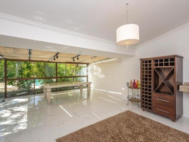 Casa com 3 dormitórios, 3 suíes, 6 vagas, pátio em Ipanema, Porto Alegre