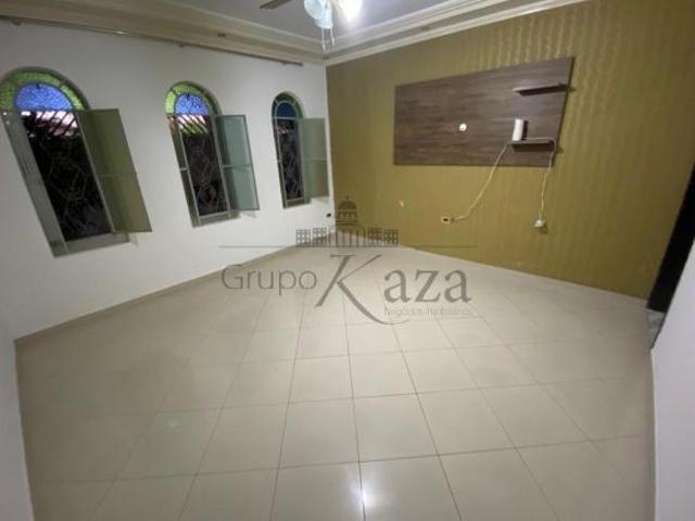Casa com 3 drm, 2 vagas e com 2 edículas nos fundos